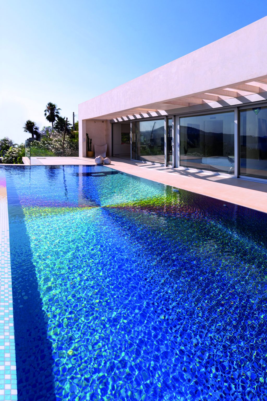 Felipe Pantone convierte una piscina en una obra de arte con el mosaico ...
